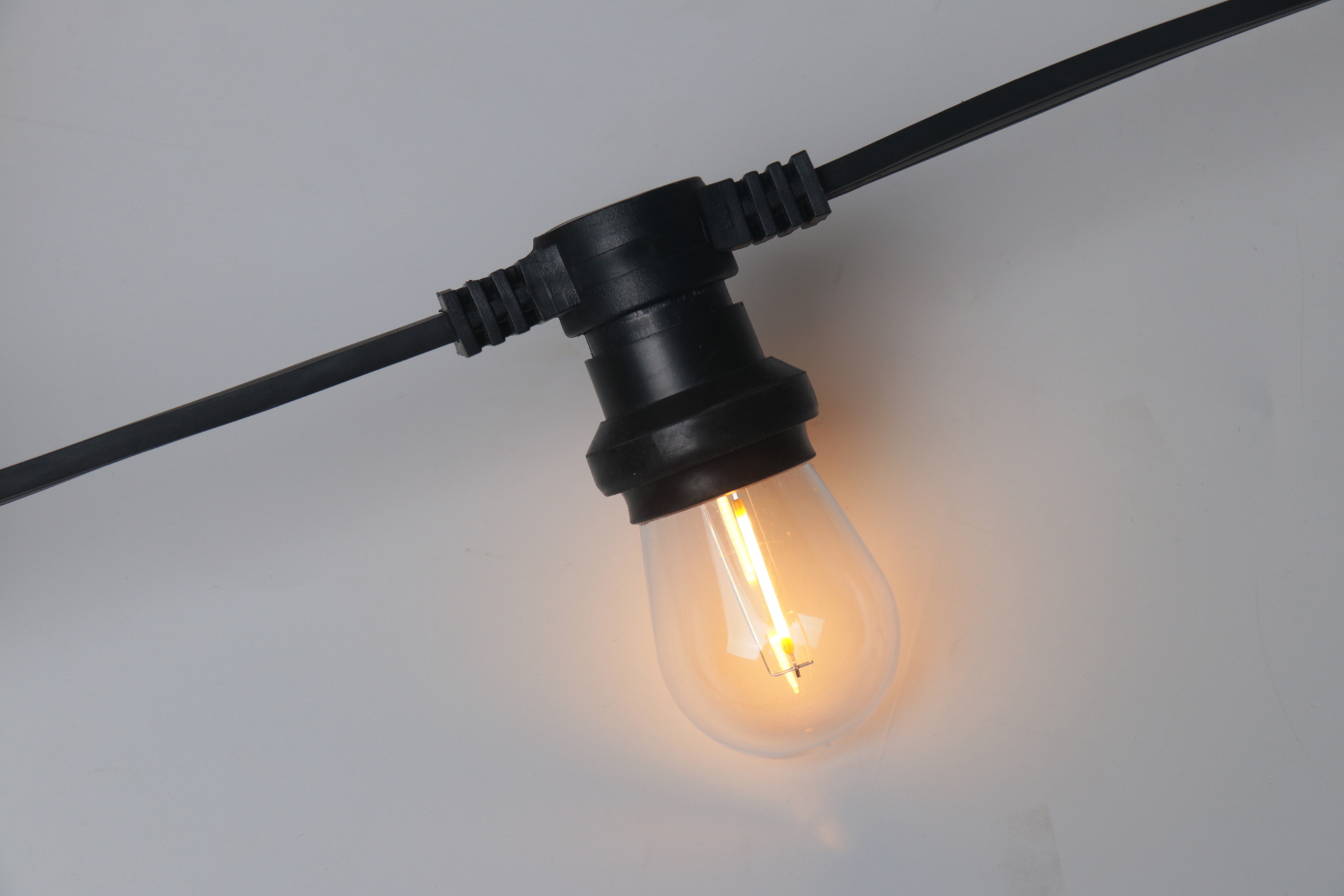 LY Sweden Premium lyskæde udendørs med flad kabel - 100m 100 udskiftelige E27 pærer | Elgiganten ...